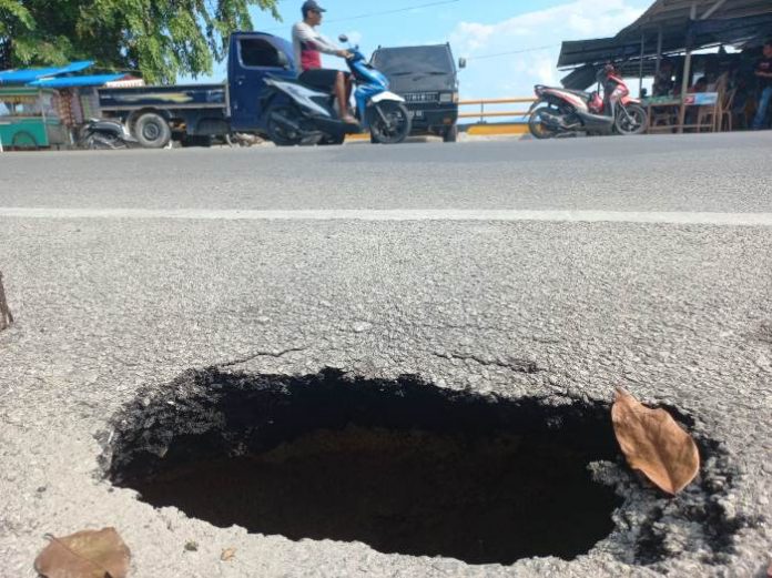 Warga Karimun Waspada, Ada Lubang Besar di Jembatan Pintu Air Kolong