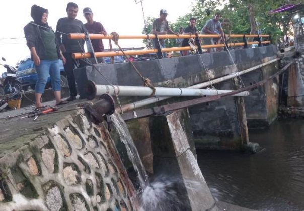 Petugas PDAM Tirta Karimun Ganti Pipa Sekunder di Jembatan Pintu Air Kolong