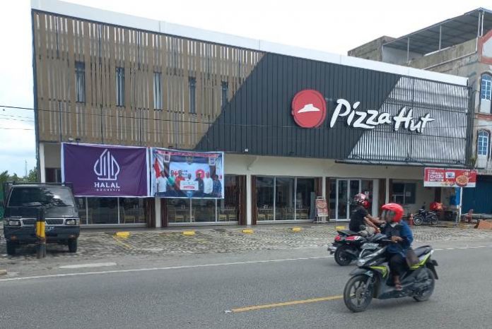 Sepi Pengunjung, Pizza Hut Karimun Pajang Logo Halal dan Donasi Palestina
